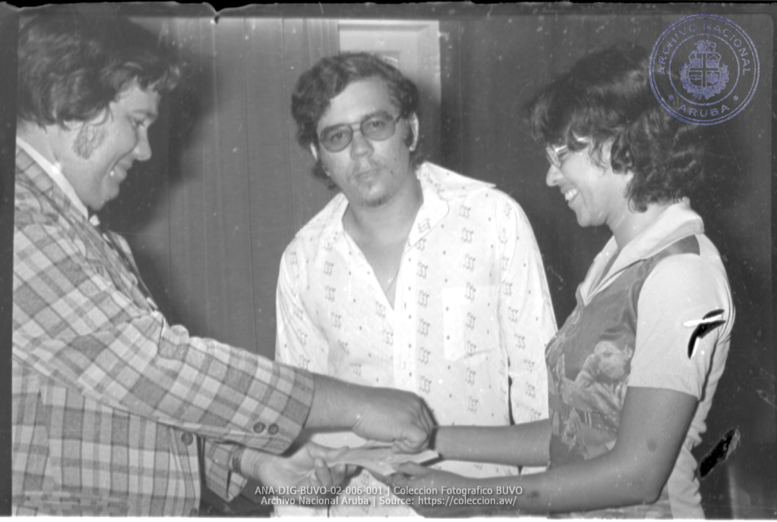 Diputado van der Kuyp ta ricibi prome edicion for di Angel Coronel ...