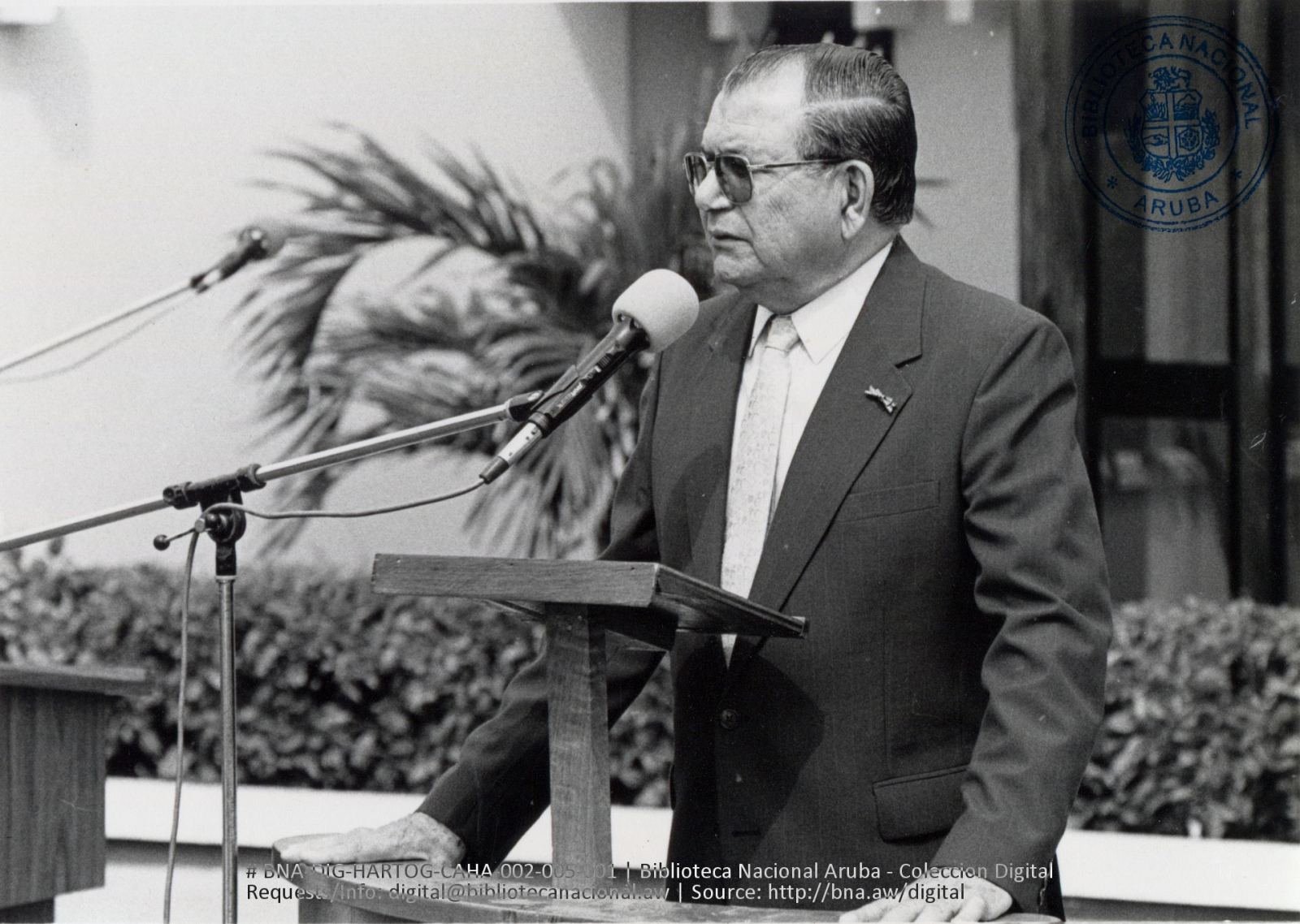 Album: Status Aparte (Dr. Johan Hartog Collection) - - Coleccion Aruba
