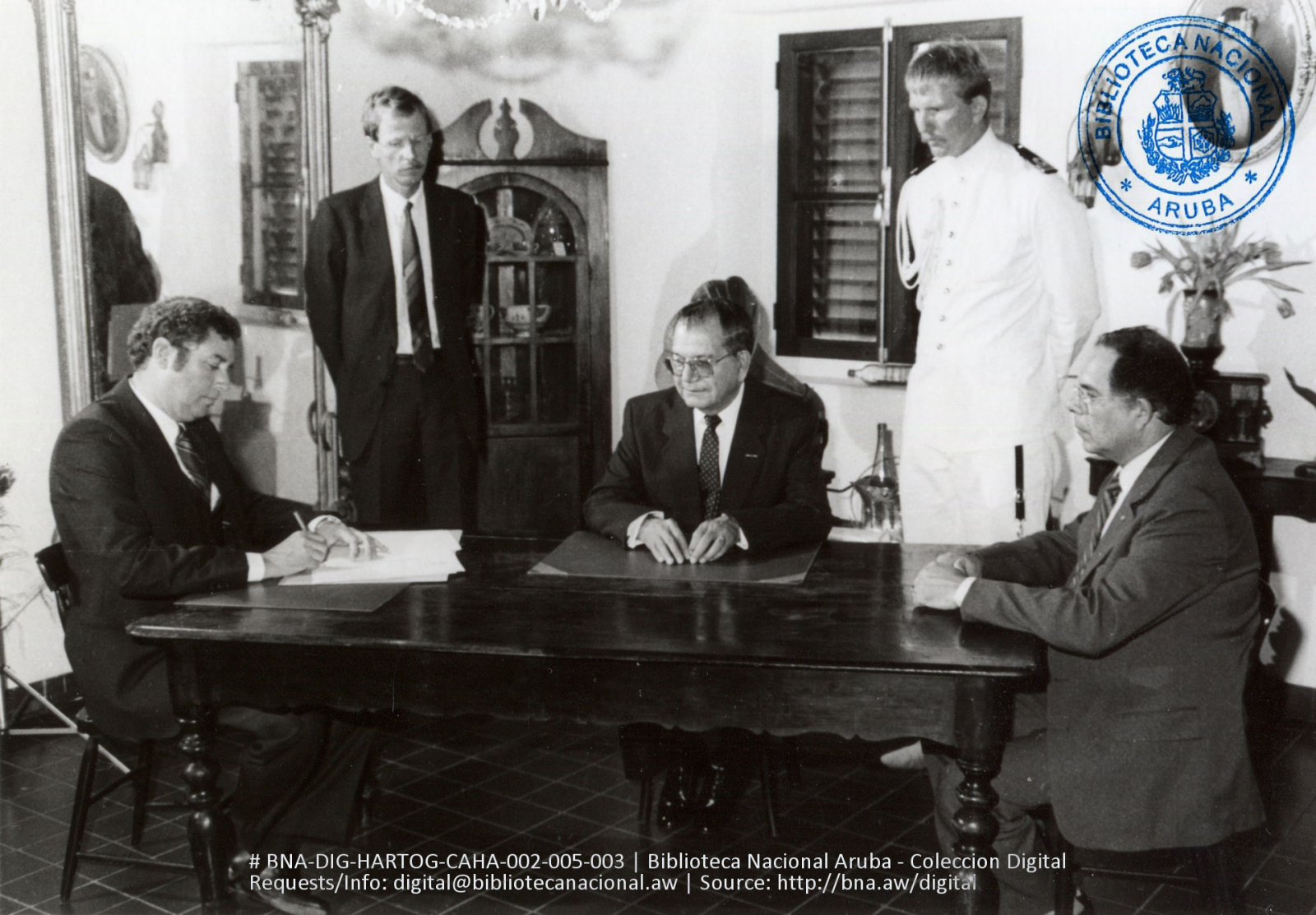 Album- Status Aparte (Dr. Johan Hartog Collection) - - Coleccion Aruba