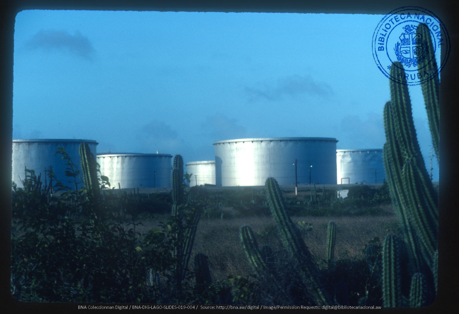 Help us describe this picture! (Storage Tanks, Various Types I, Lago ...