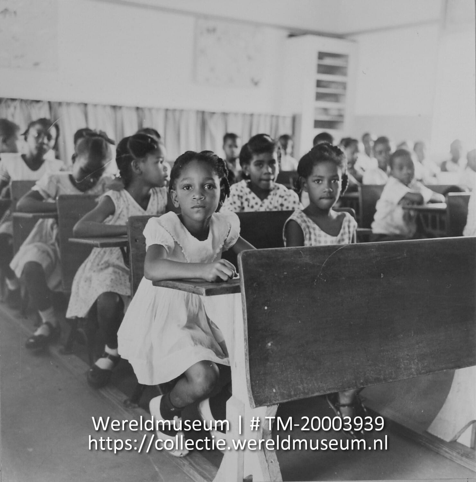 Kinderen in hun leslokaal op een school voor lager onderwijs; School ...