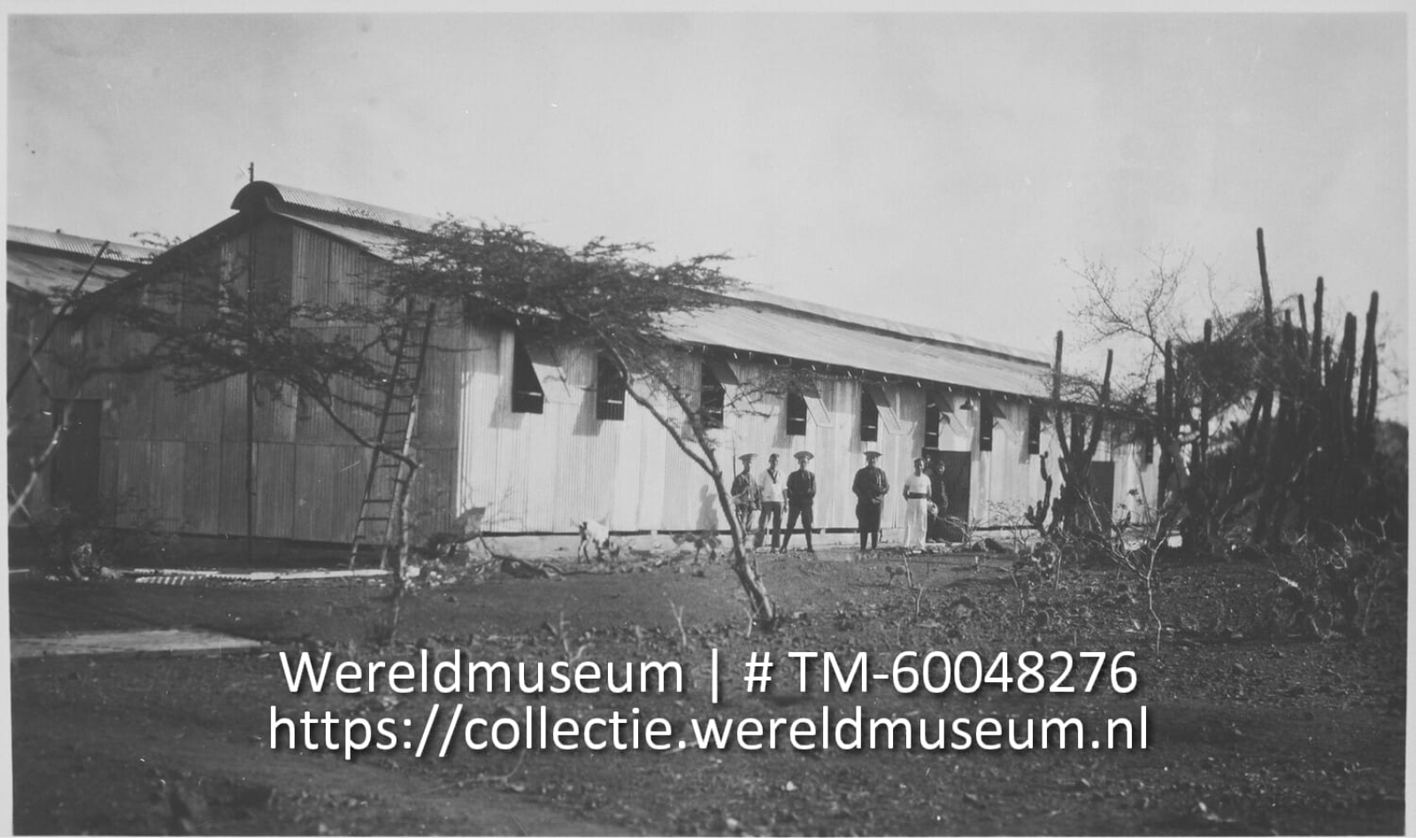 Noodkazerne voor de Mariniers van H.M. 'KORTENAER' achter de politiepost te Rooi Kanarie ...